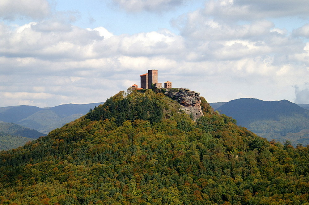 Blick auf die Burg Trifels Foto & Bild | architektur, schlösser ...