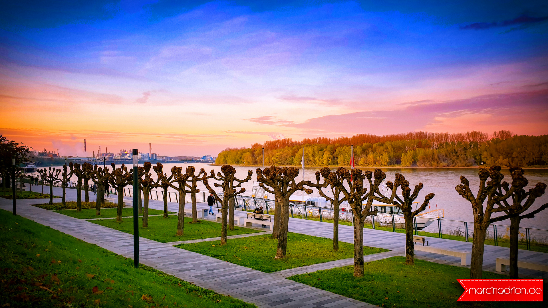 Blick auf die Rheinpromenade der Stadt Wesseling. Foto & Bild ...