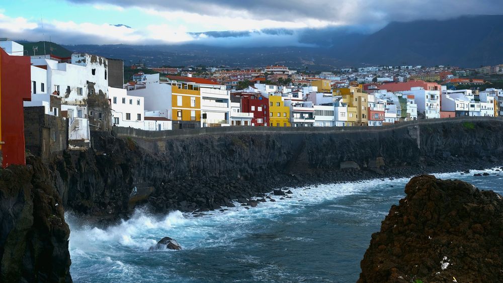 Blick auf die Steilküste und Puerto de la Cruz Foto & Bild | europe ...