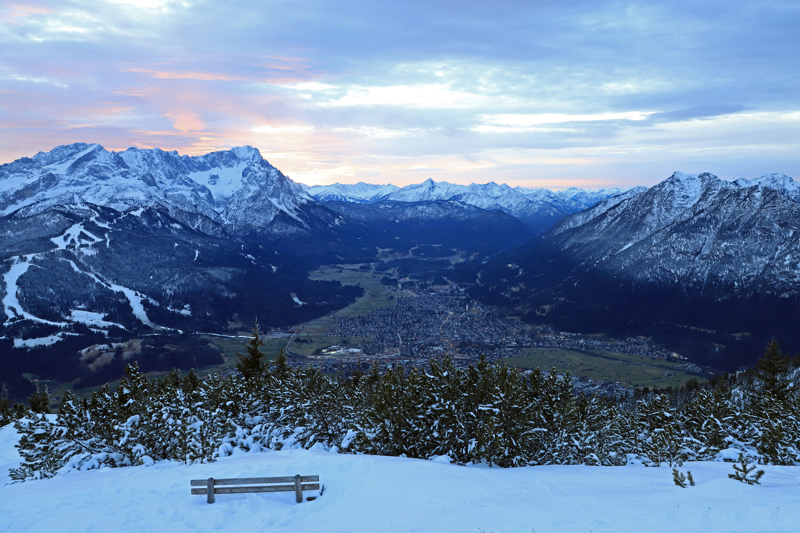 Blick auf Garmisch-Partenkirchen Foto & Bild | deutschland, europe ...