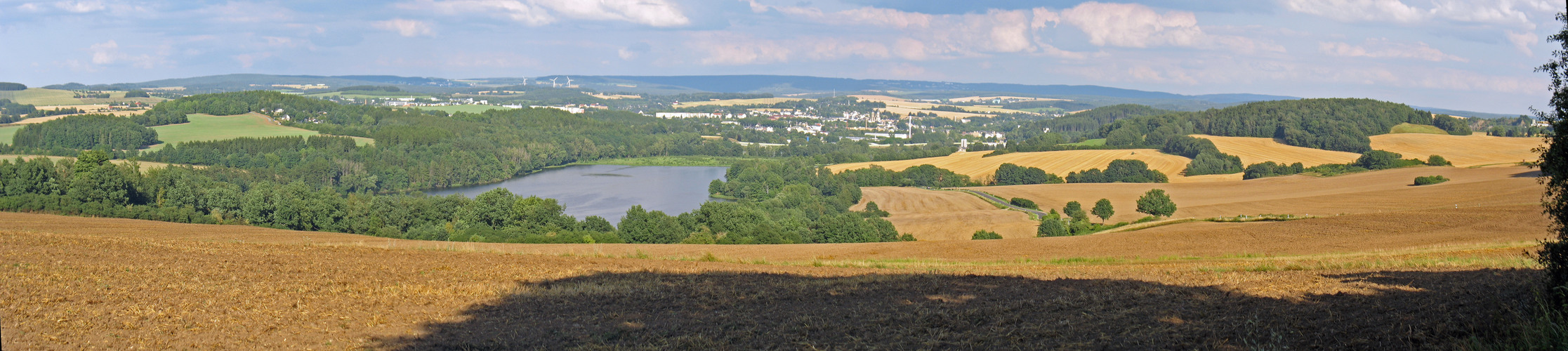 Blick auf Oelsnitz mit Talsperre Pirk Foto & Bild | landschaft, Äcker ...