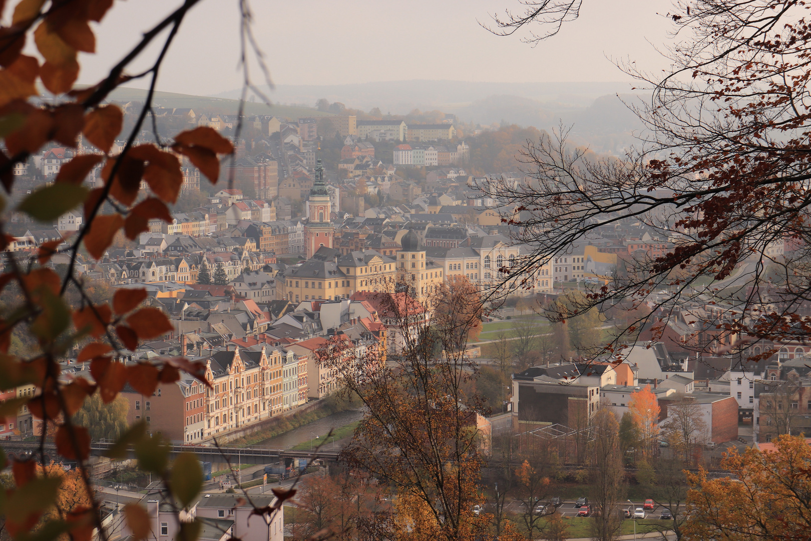 Blick aus dem Wald auf die Stadt Greiz Foto & Bild | motive Bilder auf ...