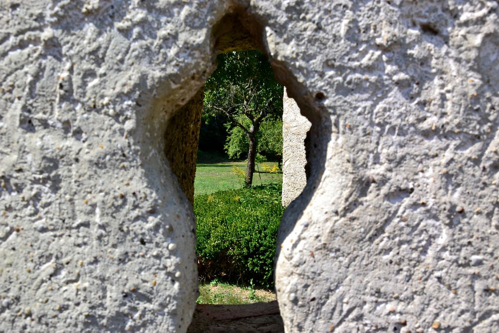 Blick durch das Loch… Foto & Bild | world, natur, kloster Bilder auf ...