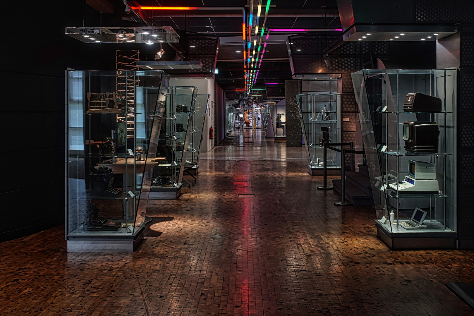 Blick durch die Ausstellung. Foto & Bild | architektur, innenaufnahmen, kunstfotografie & kultur ...