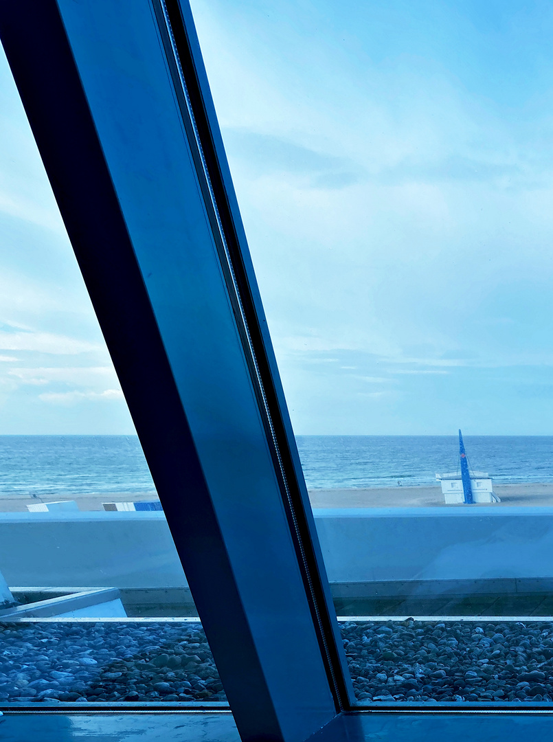 Blick durch die Scheibe eines Schwimmbades auf die Ostsee. Foto & Bild ...