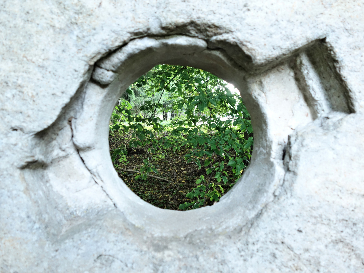 Blick durch einen Mühlenstein Foto & Bild | industrie und technik ...