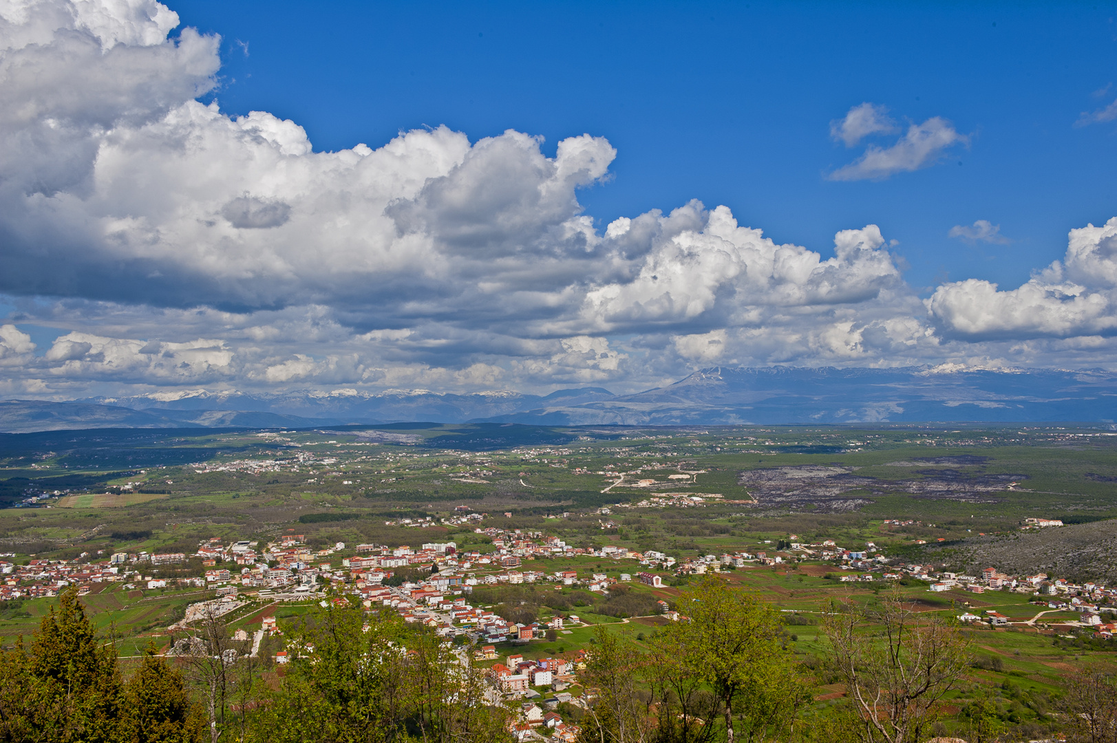 Blick in die Herzegowina und den Wallfahrtsort Medjugorje Foto & Bild ...