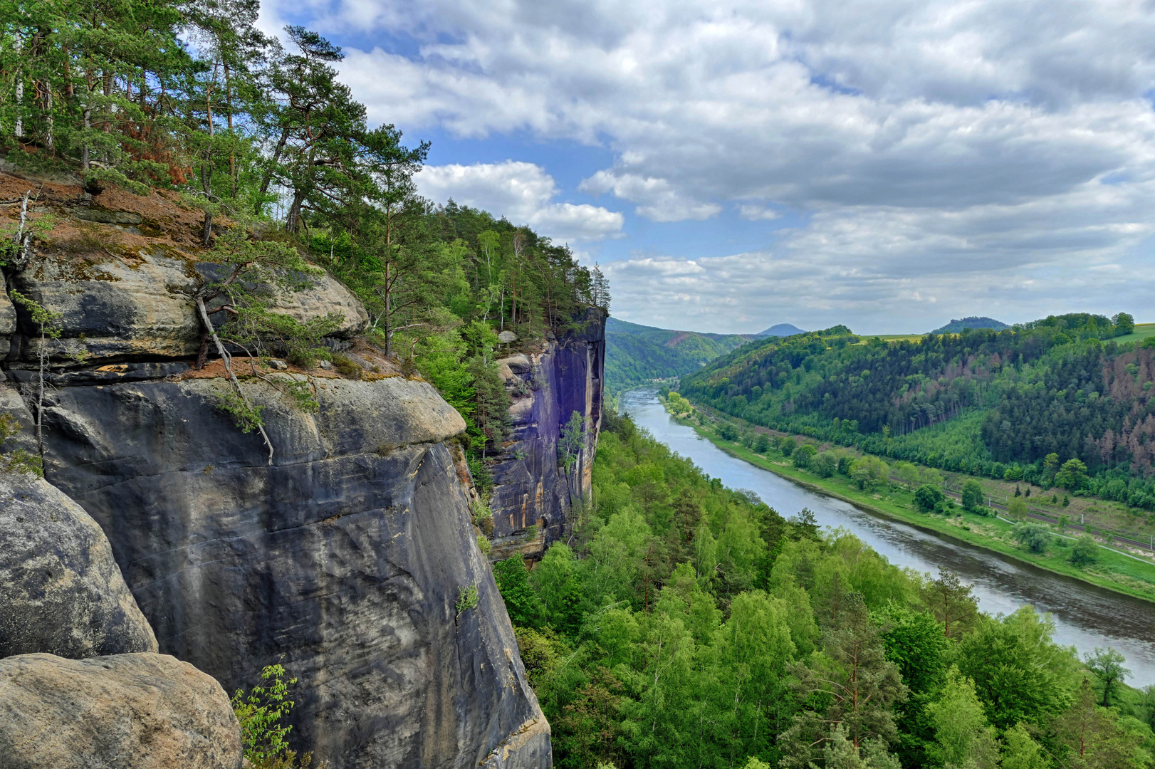 Blick ins Elbtal Foto & Bild | landschaft, berge, natur Bilder auf ...