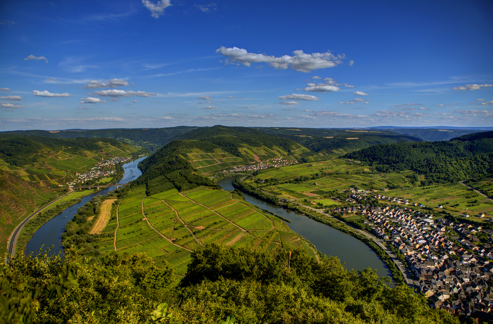 Blick ins Moseltal auf die schönste Moselschleife bei Bremm Foto & Bild ...