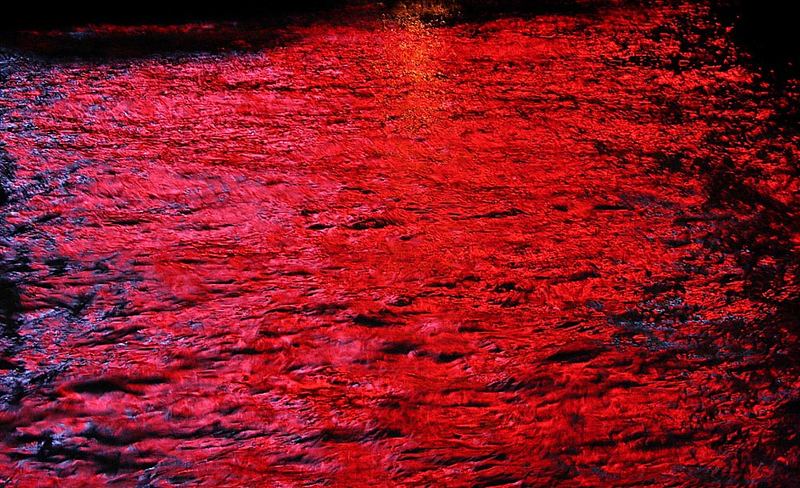 Blick ins rote Wasser Foto & Bild | abstraktes, specials, motive Bilder ...