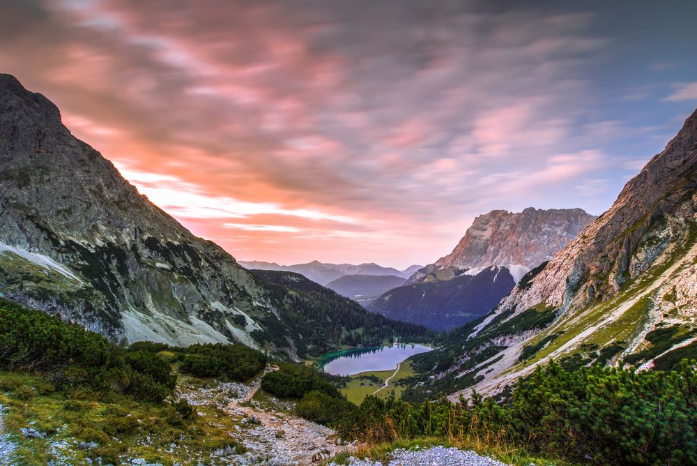 Blick ins Tal Foto & Bild | landschaft, berge, sonnenuntergang Bilder ...