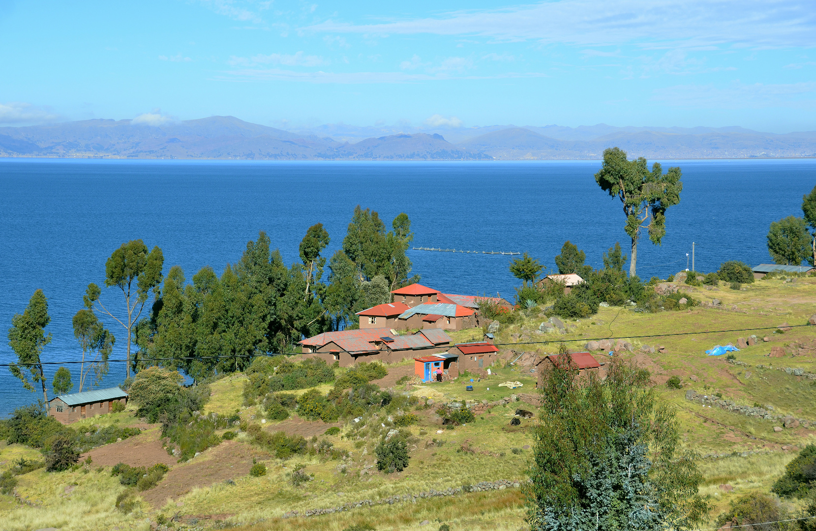 Blick über das Dorf Llachon am Titicacasee Foto & Bild | architektur ...