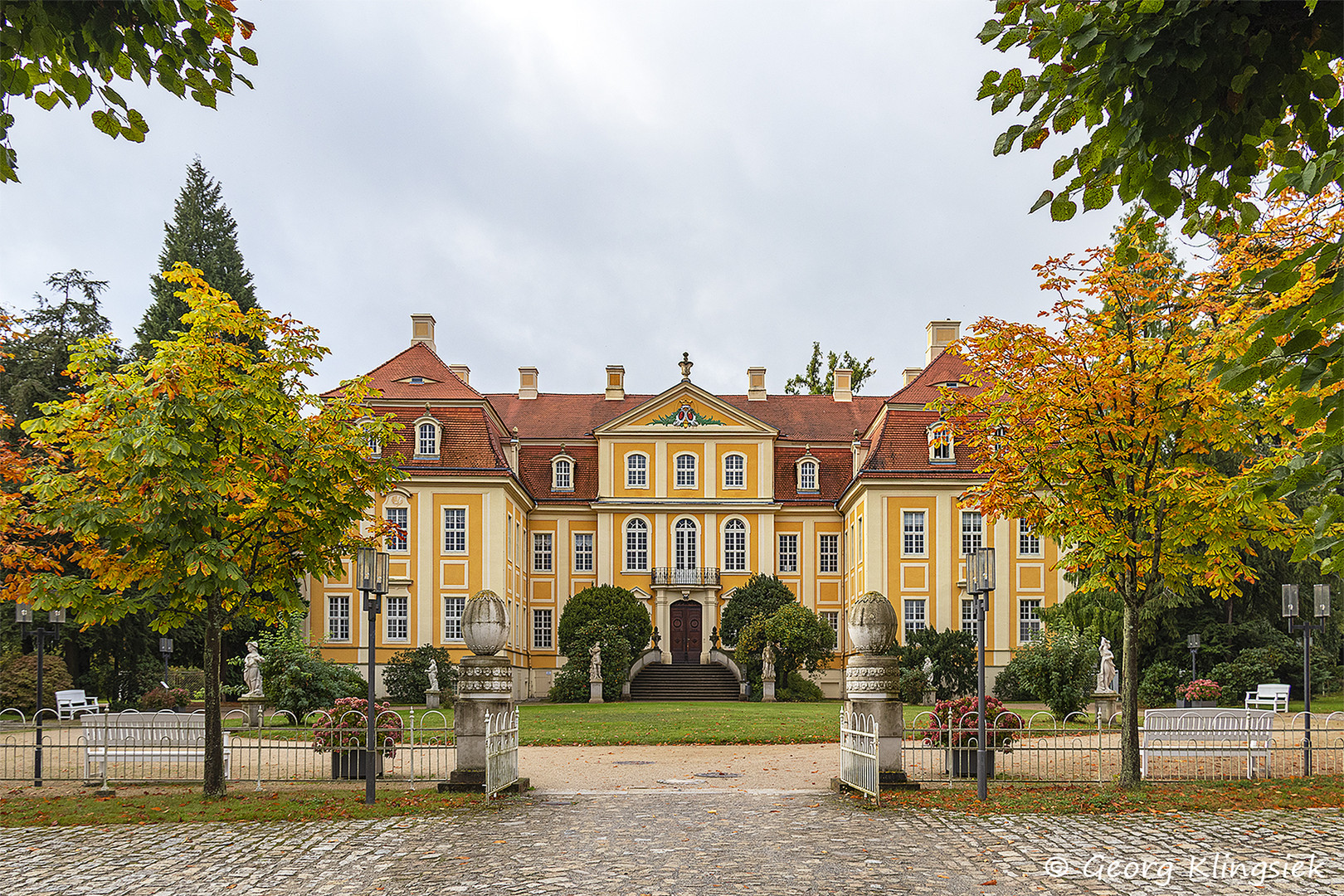 Blick über den Ehrenhof zum Barockschloss in Rammenau Foto & Bild ...