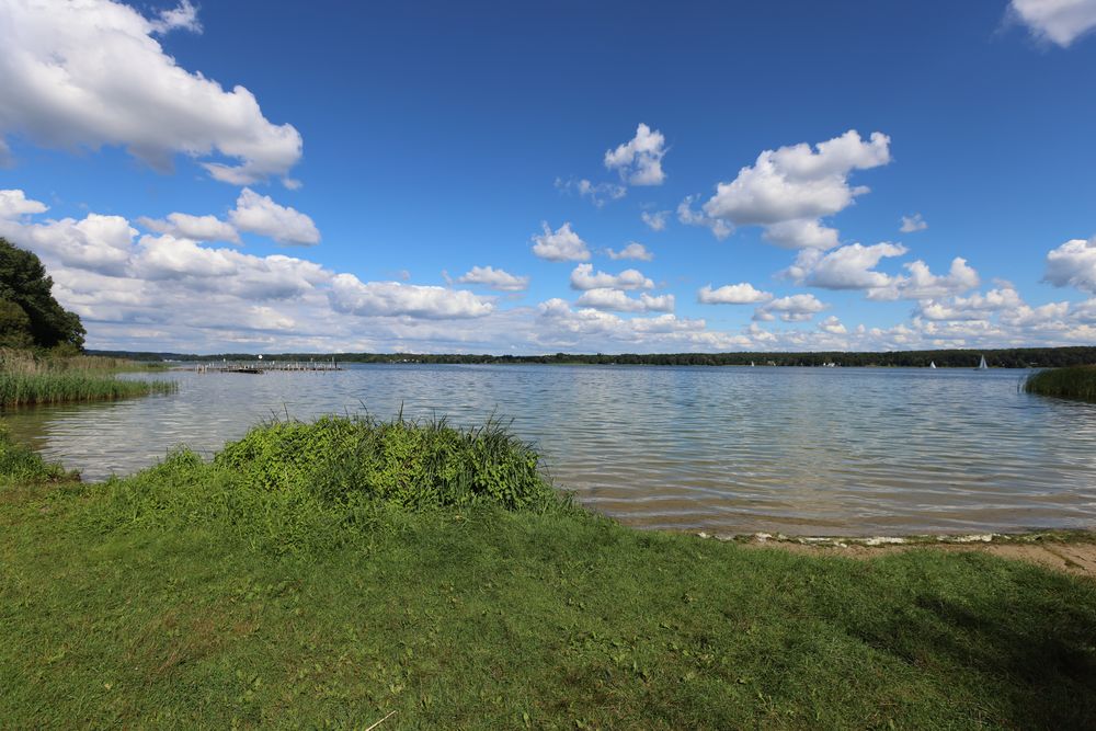 Blick über den See Foto & Bild | landschaft, wasser, wiese Bilder auf ...