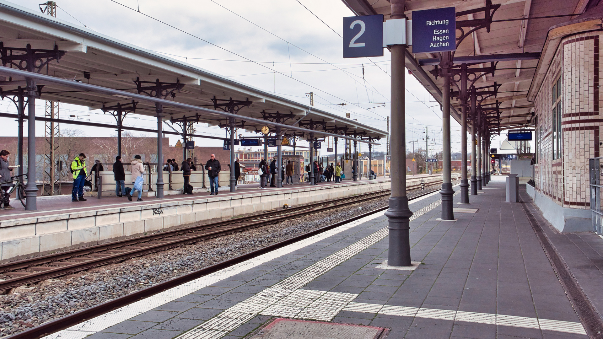 Blick über die Bahnsteige Foto & Bild | street, dokumentation, bahnhof ...