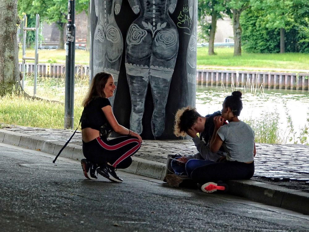 Blick unter die Brücke #2 Foto & Bild | streetfotografie mit menschen, kommunikation; grafik ...