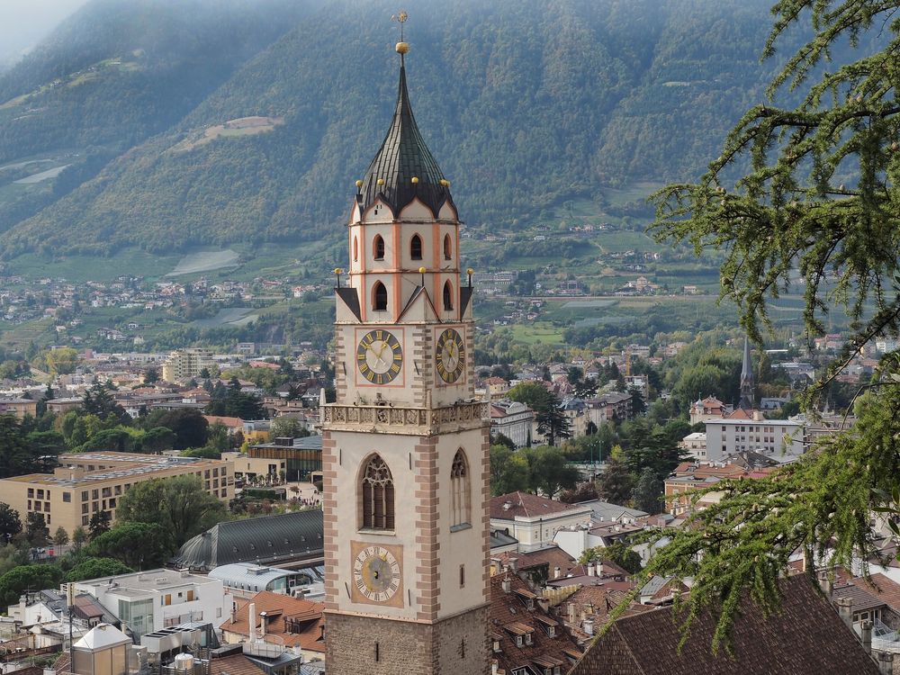 Blick vom Algunder Waalweg auf Dom von Meran Foto & Bild | kirche ...