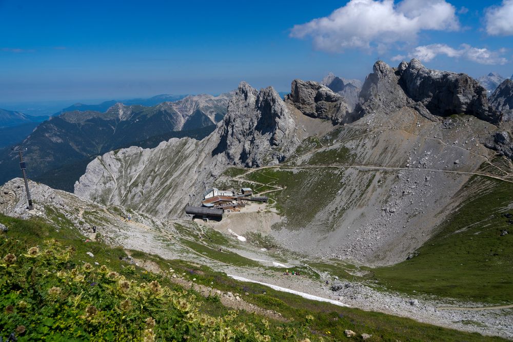 Blick vom Karwendel mit Karwendelhütte Foto & Bild | landschaft, berge ...