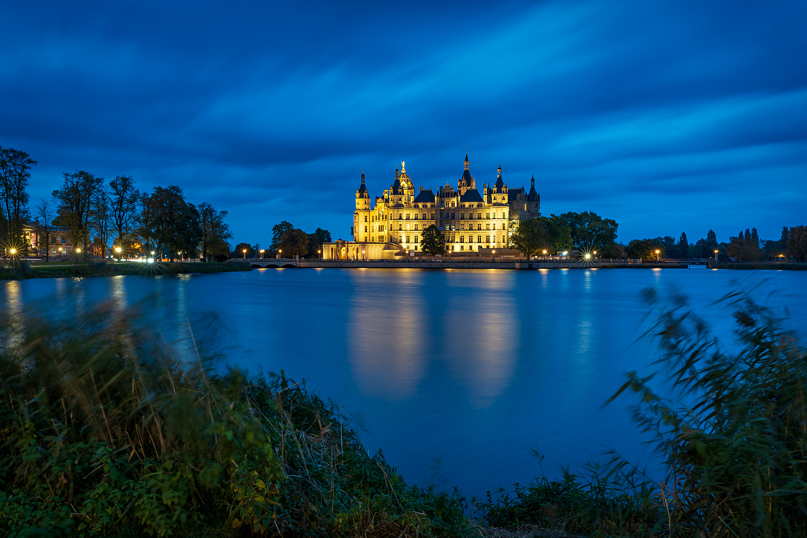 Blick zum Schweriner Schloss... Foto & Bild | world, wasser ...