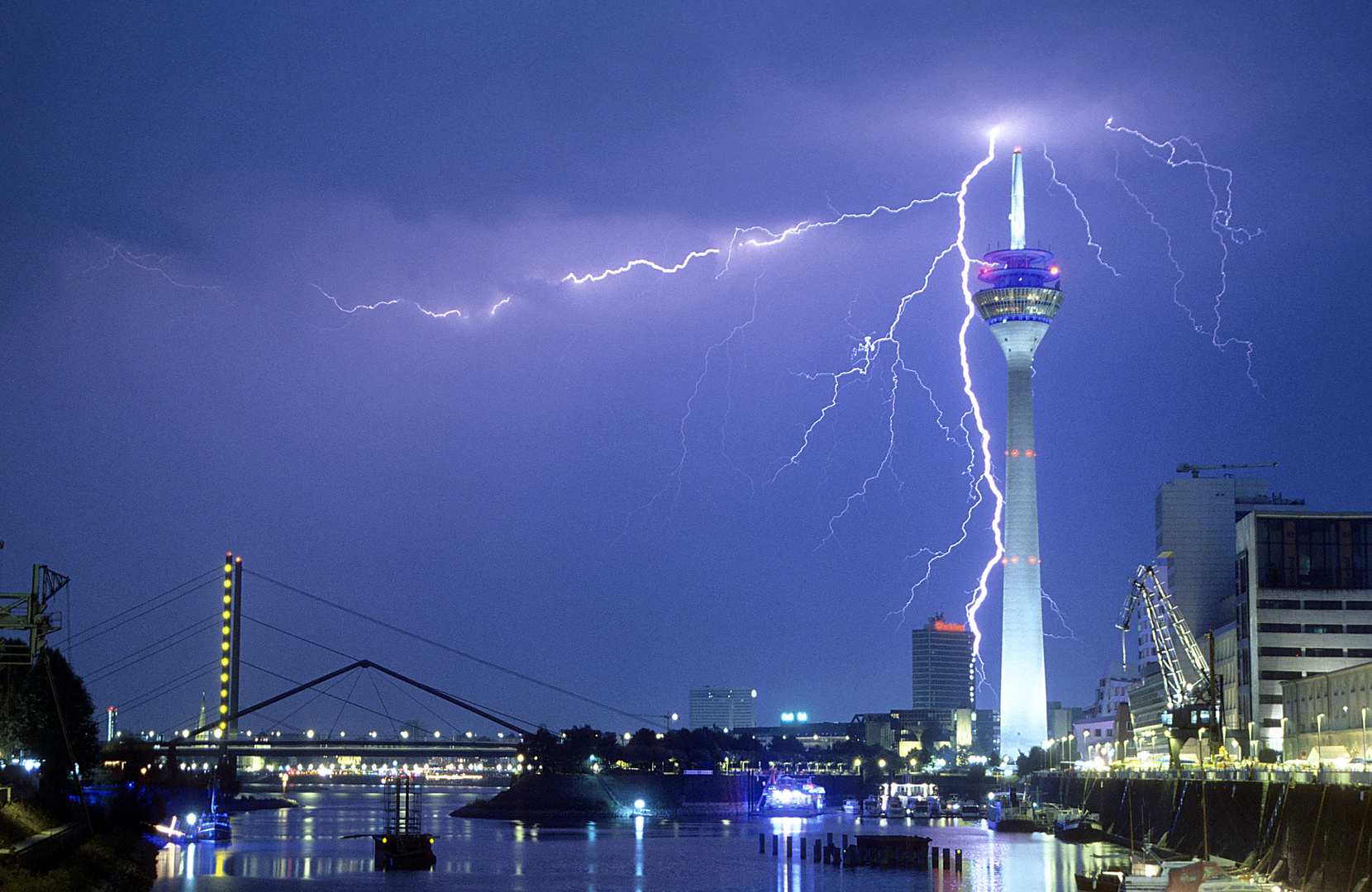 Blitz Foto & Bild | world, düsseldorf, deutschland Bilder auf fotocommunity