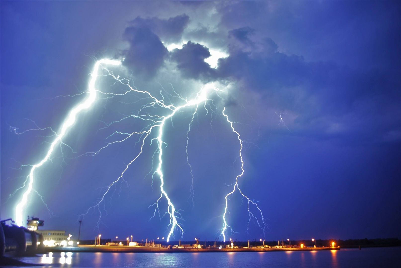 Blitze über dem Eidersperrwerk Foto & Bild | blau, wolken, himmel ...