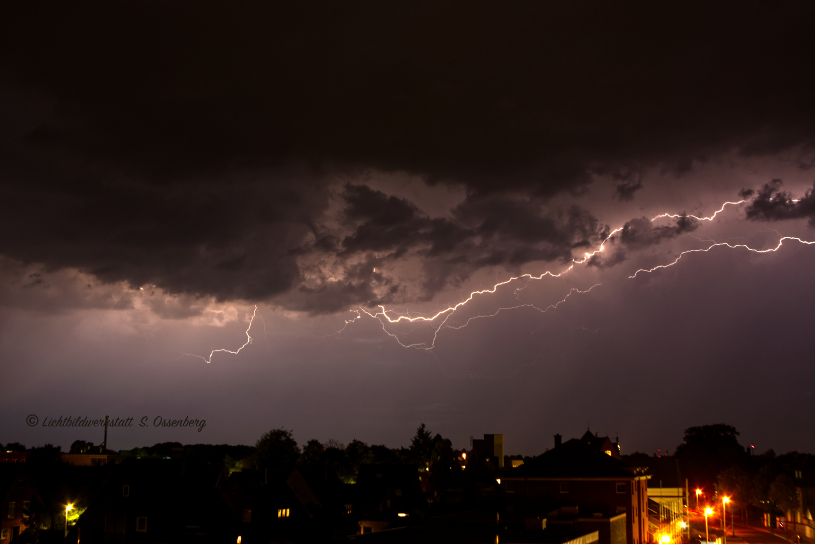 Blitze über der Stadt Foto & Bild | natur, gewitter, blitz Bilder auf ...