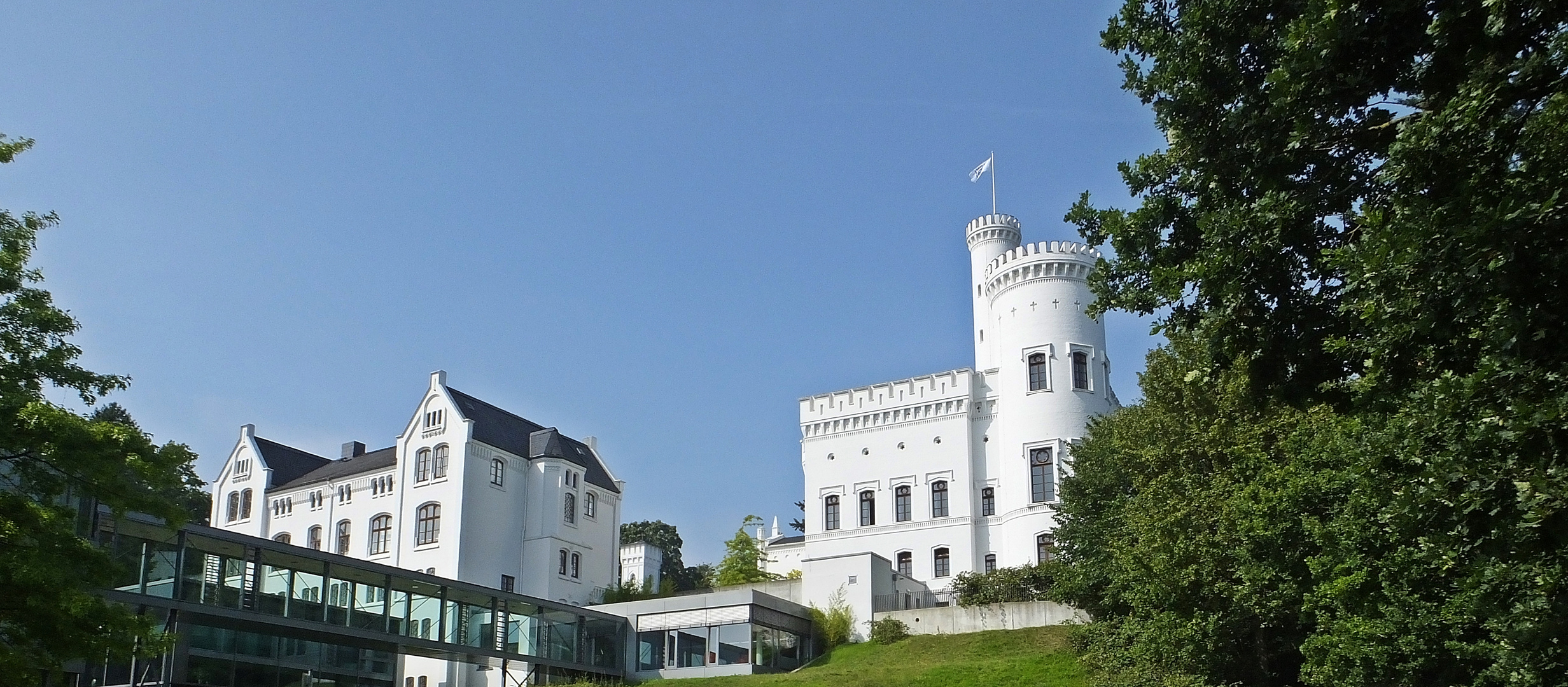 Blomenburg (Selent) Foto & Bild | architektur, stilepochen, historismus ...