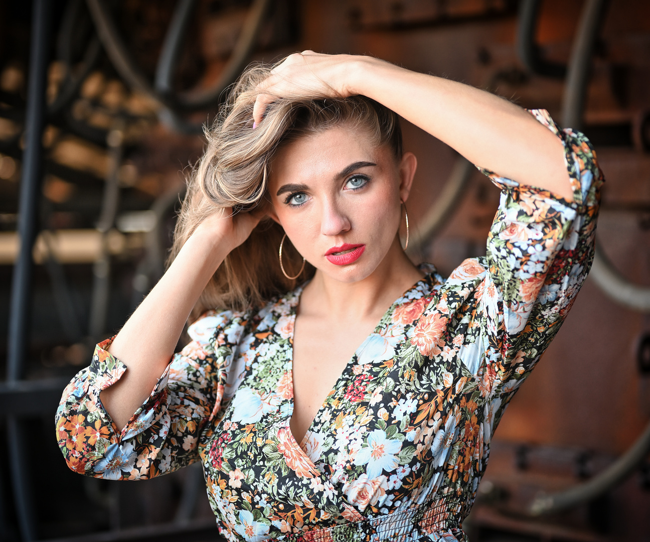 Blue Eyes & Rusty Iron Foto & Bild | portrait, portrait frauen, outdoor ...