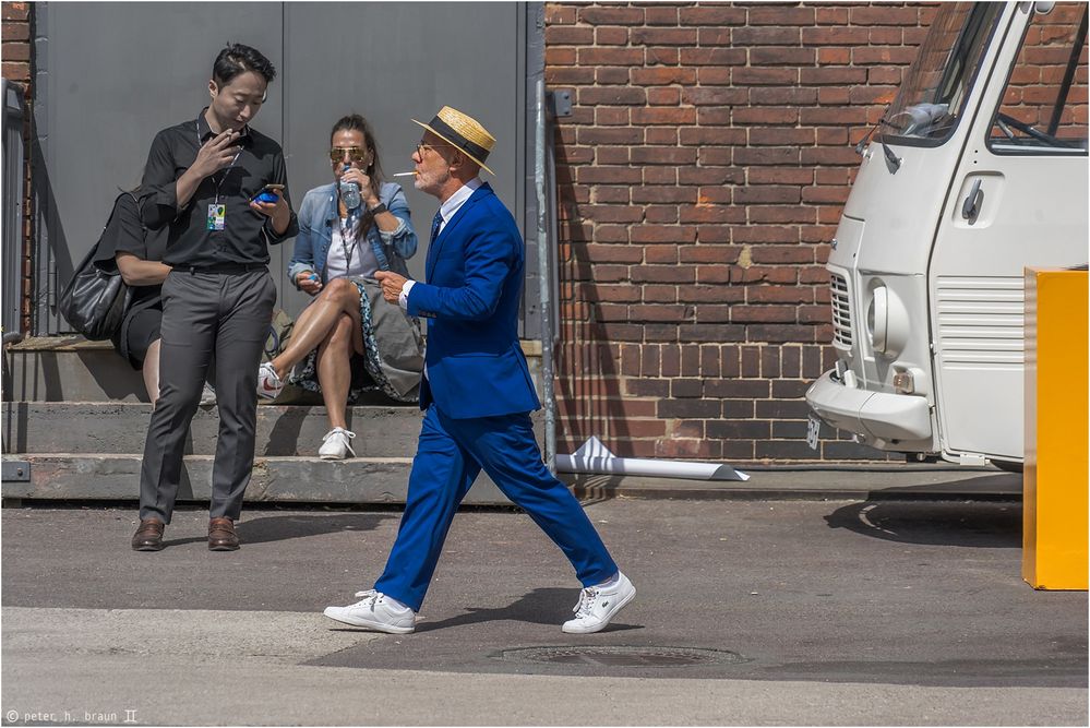 Blue Man, walking Foto & Bild | streetfotografie mit menschen, street ...