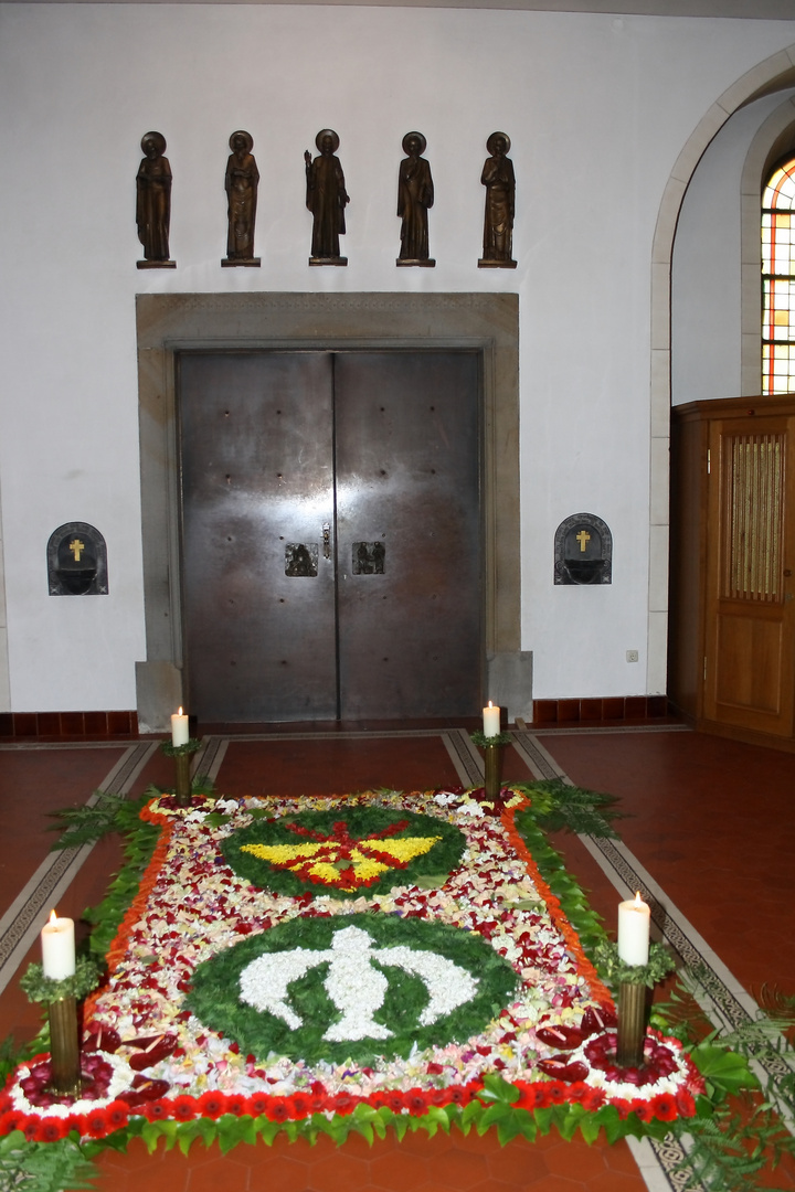 Blumenteppich zu Fronleichnam in der Pfarrkirche St. Johannes d.T ...