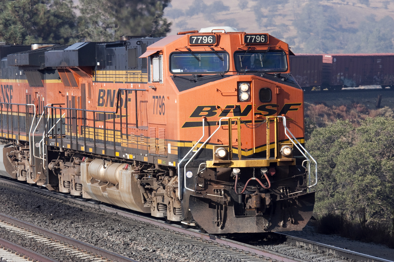 BNSF #7796 ES44DC leads a long freight train over the Tehachapi Loop, CA, USA Foto & Bild | züge ...