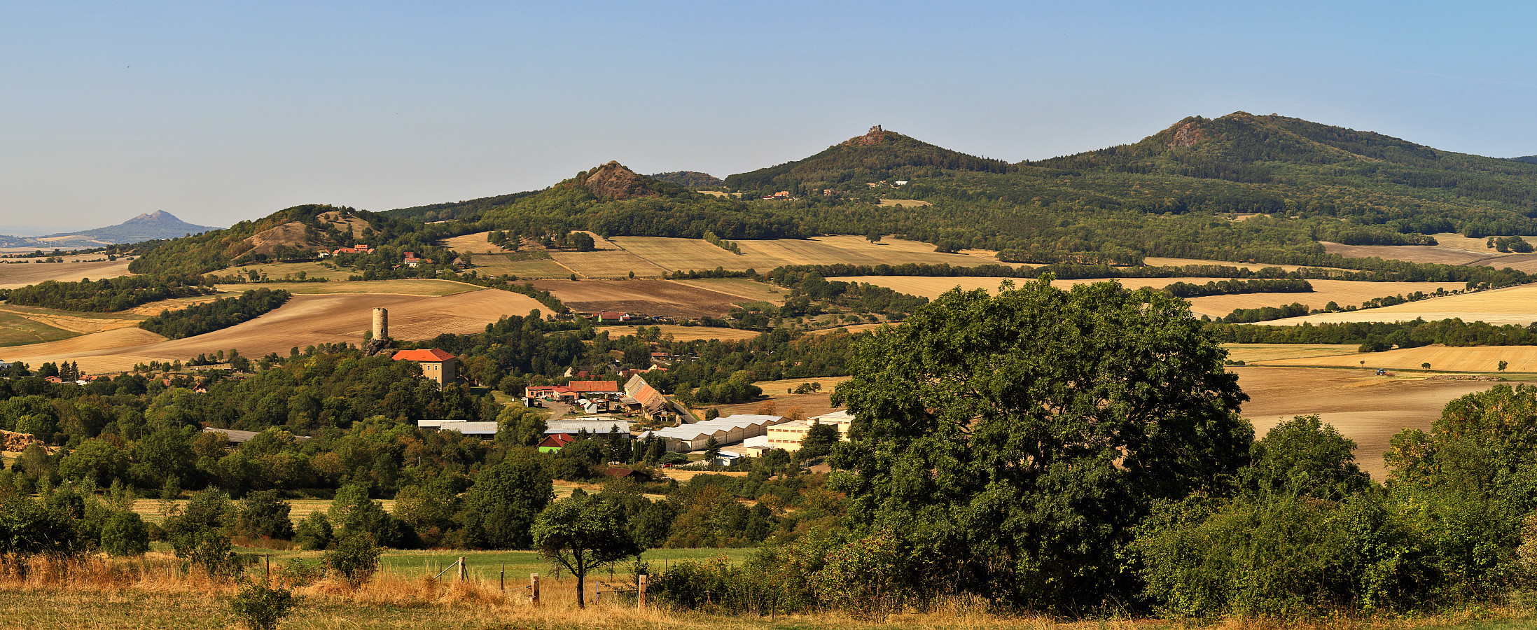 Böhmische Berge wie eine Leiter und hier ein Panoramaausschnitt... Foto ...