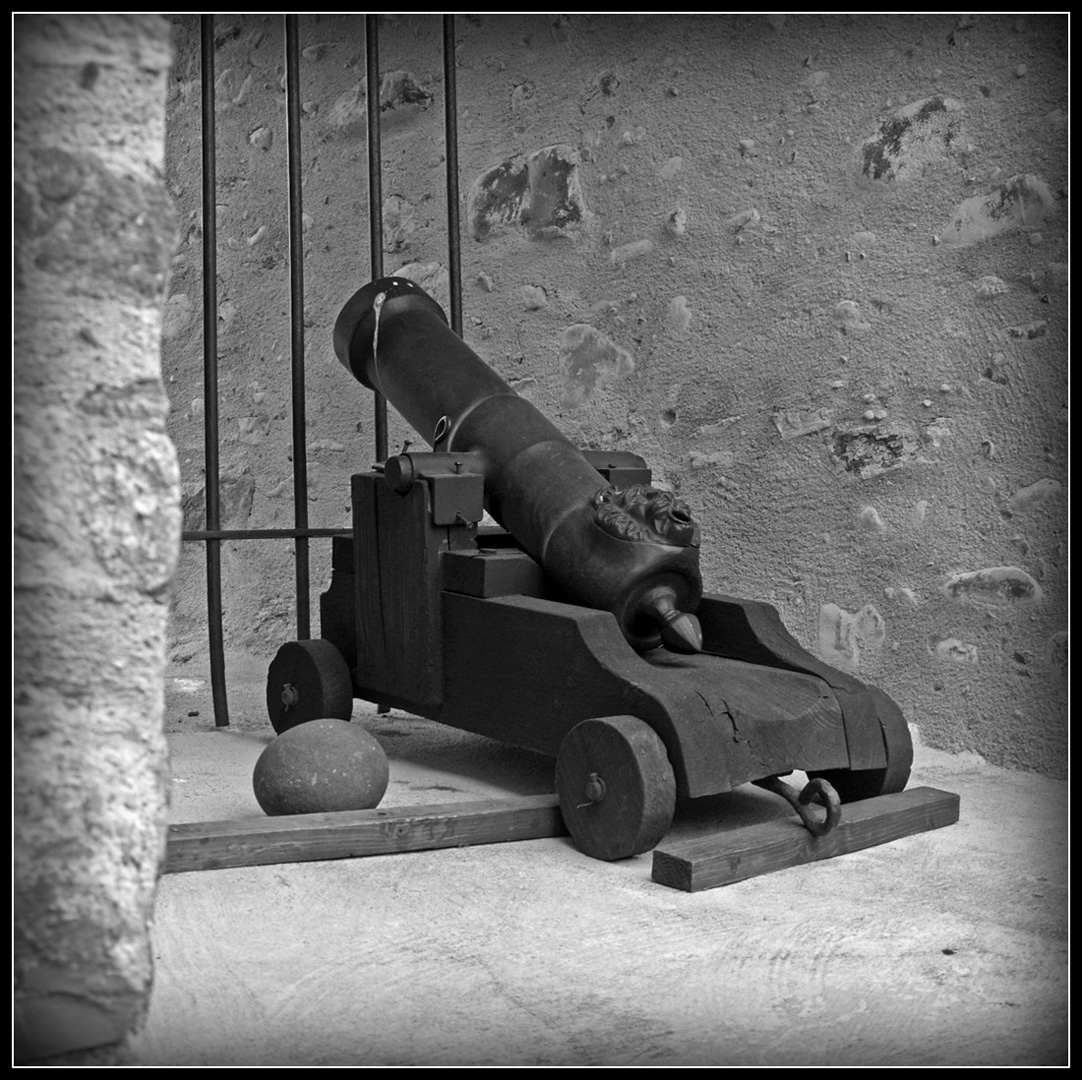 Bombarde au Château de Mauvezin (Hautes-Pyrénées) photo et image ...