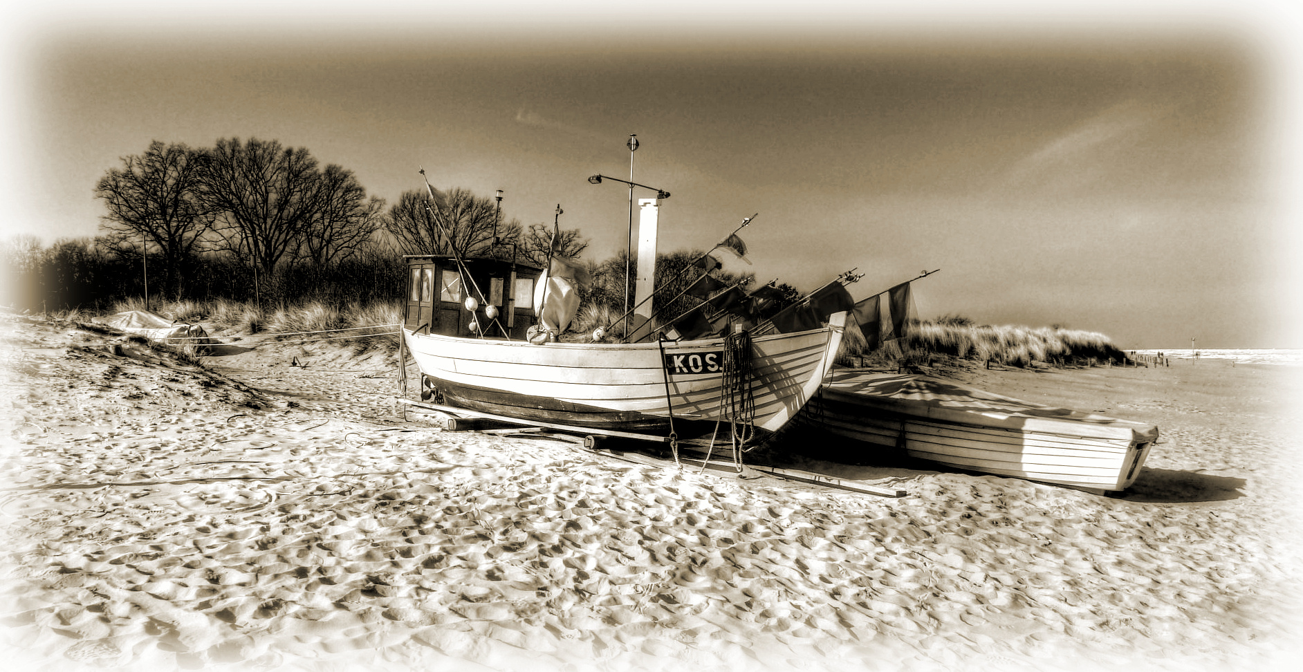 Boot am Strand Foto & Bild | monochrom, bearbeitungs - techniken ...