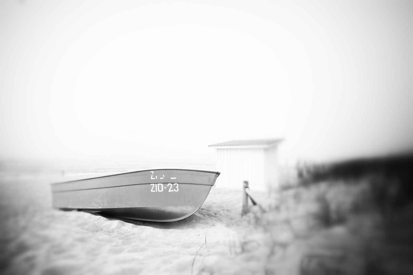 Boot am Strand Foto & Bild | monochrom, bearbeitungs - techniken, fotos ...