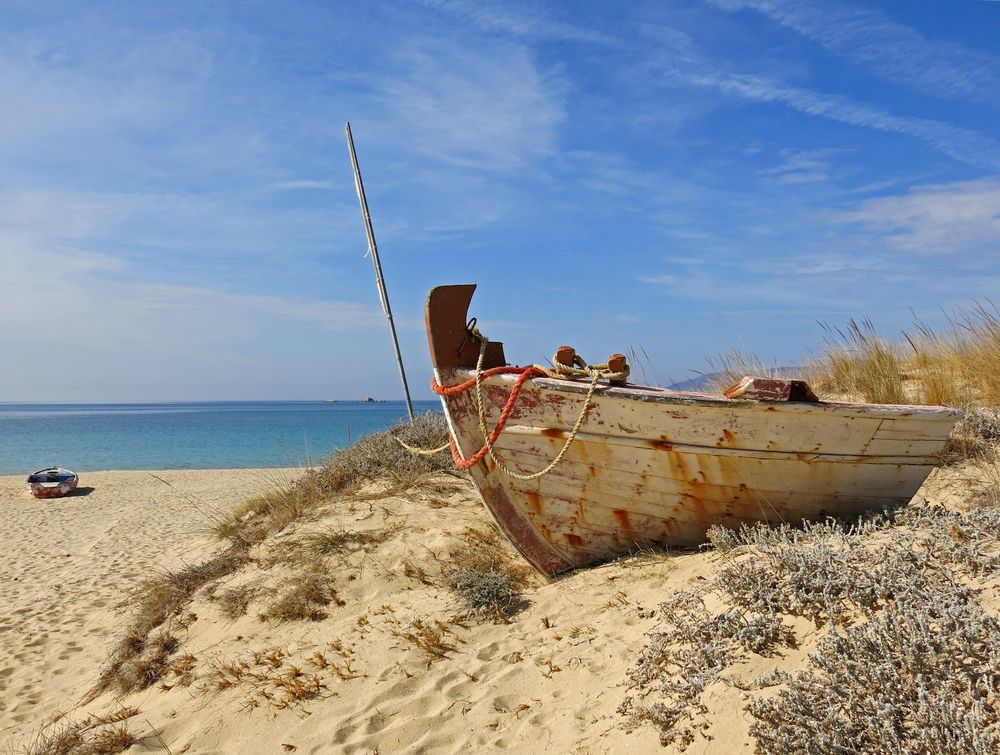 Boote am Strand von Naxos Foto & Bild | blue, beach, nature Bilder auf ...
