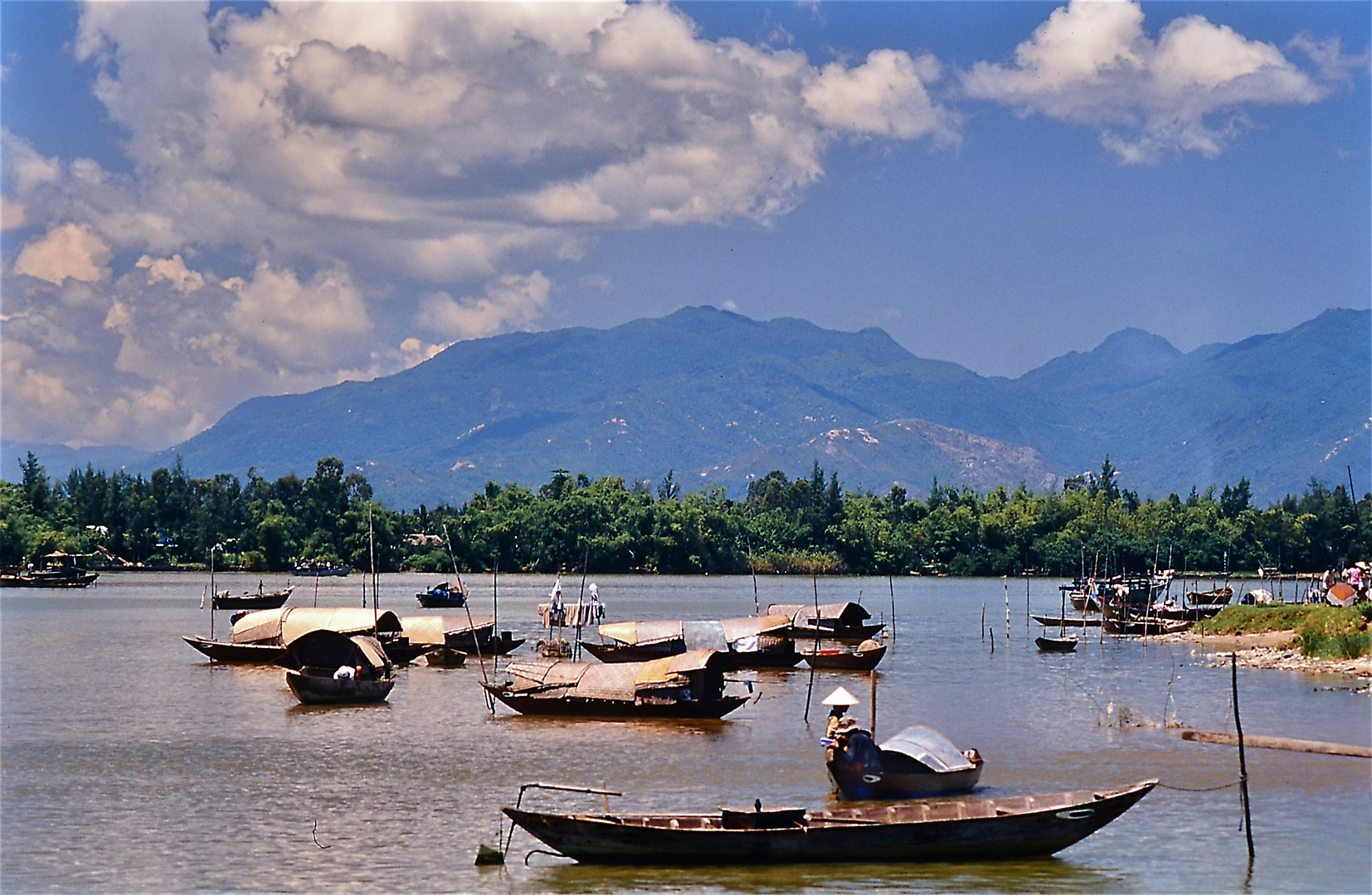 Boote auf dem Thu Bon River Foto & Bild | asia, vietnam, landschaft ...
