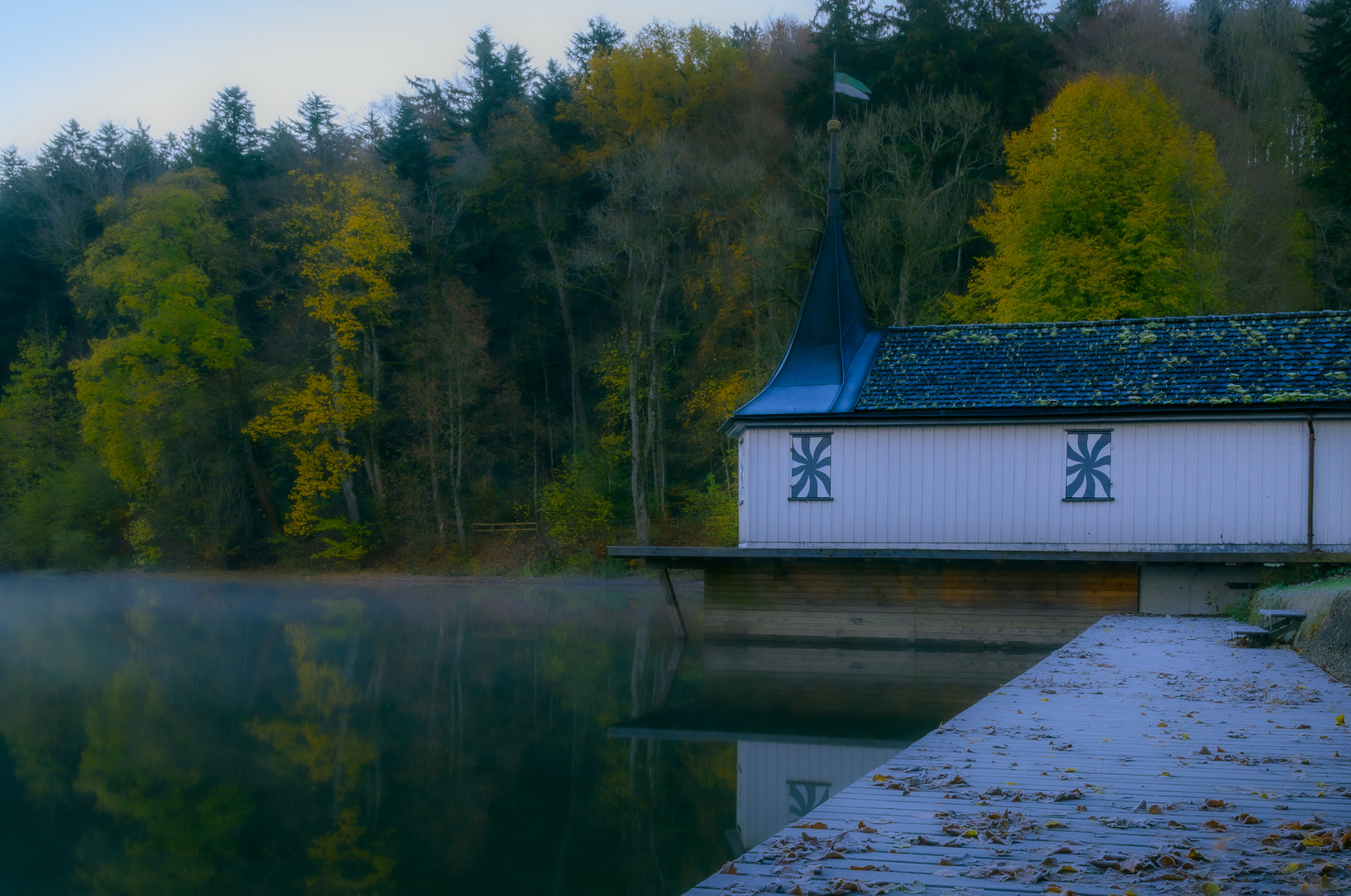 Bootshaus am See Foto & Bild | outdoor, wasser, sonnenaufgang Bilder ...