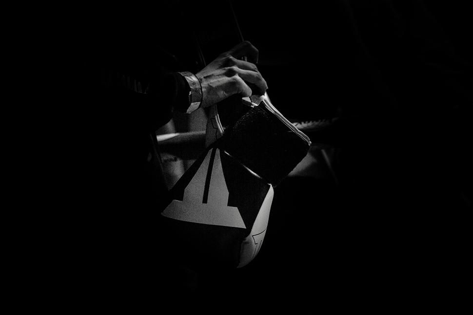 Boxhandschuh versus Hand Foto & Bild | sport, kampf- & kraftsport ...