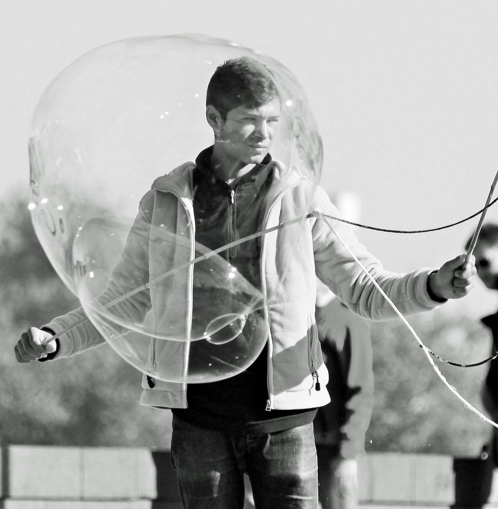 Boy in a Bubble Foto & Bild | streetfotografie mit menschen, street ...