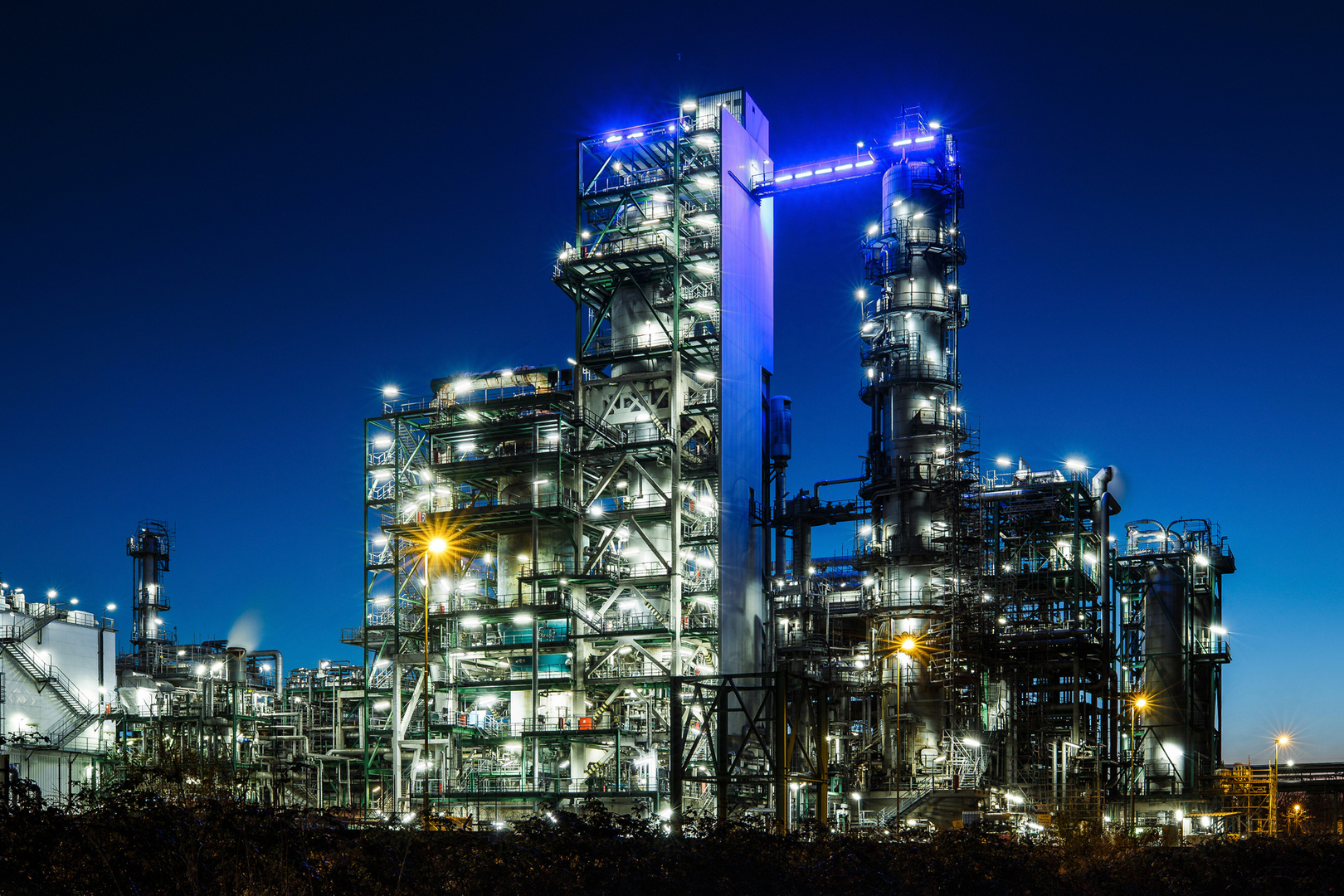 BP Refining & Petrochemicals GmbH 02 Foto & Bild | world, blau ...