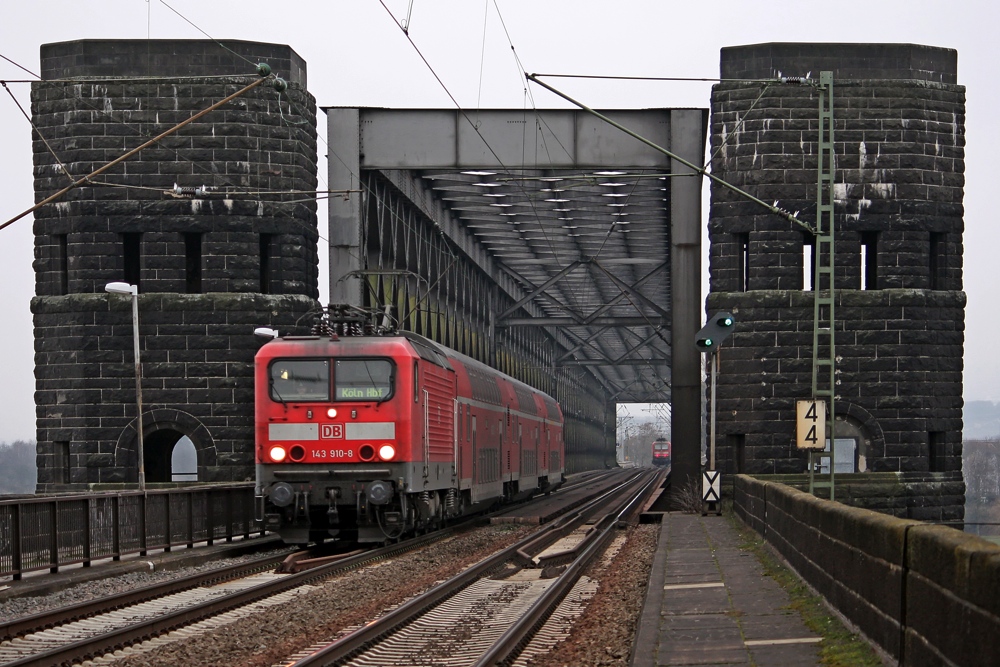 BR 143 auf der Rheinbrücke... Foto & Bild | züge, personenzüge ...