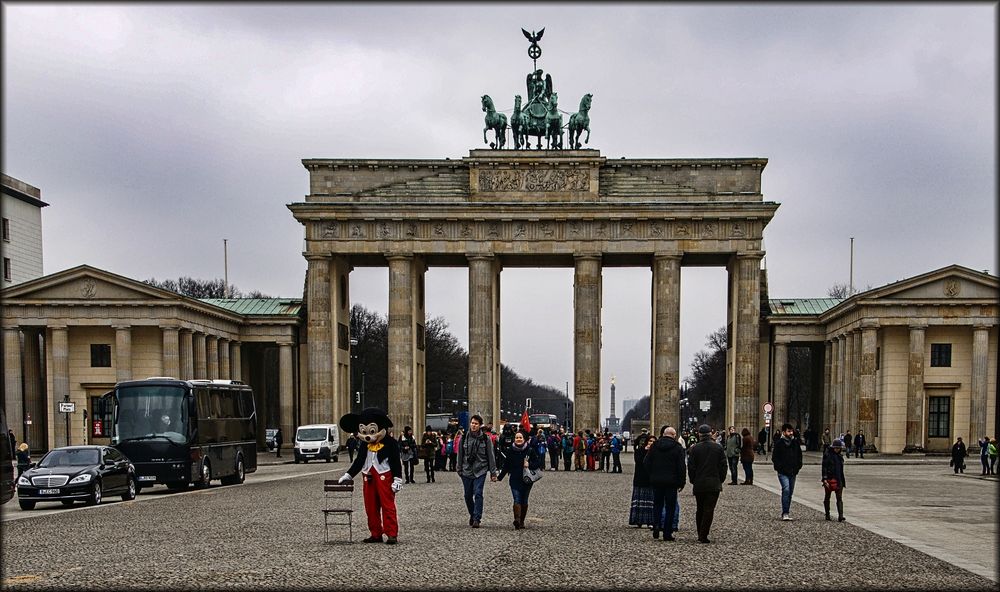 Brandenburger Tor Foto & Bild | architektur, streetfotografie mit menschen, stadtlandschaft ...