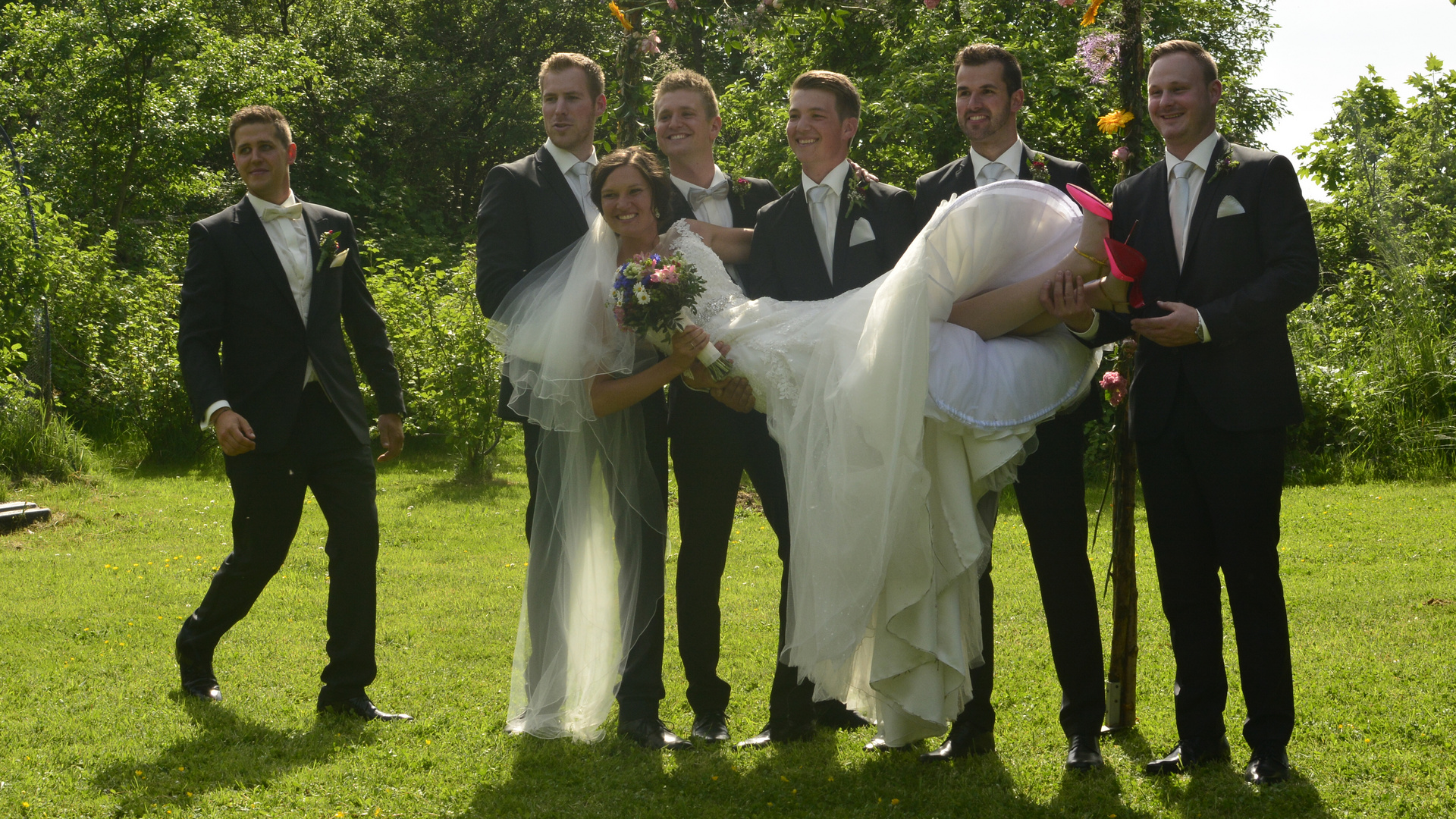 Braut wird auf Händen getragen Foto & Bild | hochzeit/ wedding, wedding, menschen Bilder auf ...