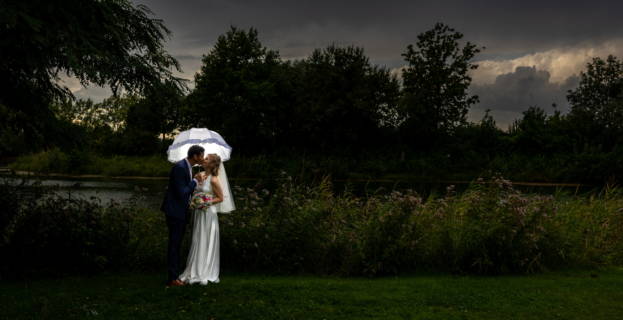 Brautpaar am See Foto & Bild | hochzeit, people, outdoor Bilder auf fotocommunity