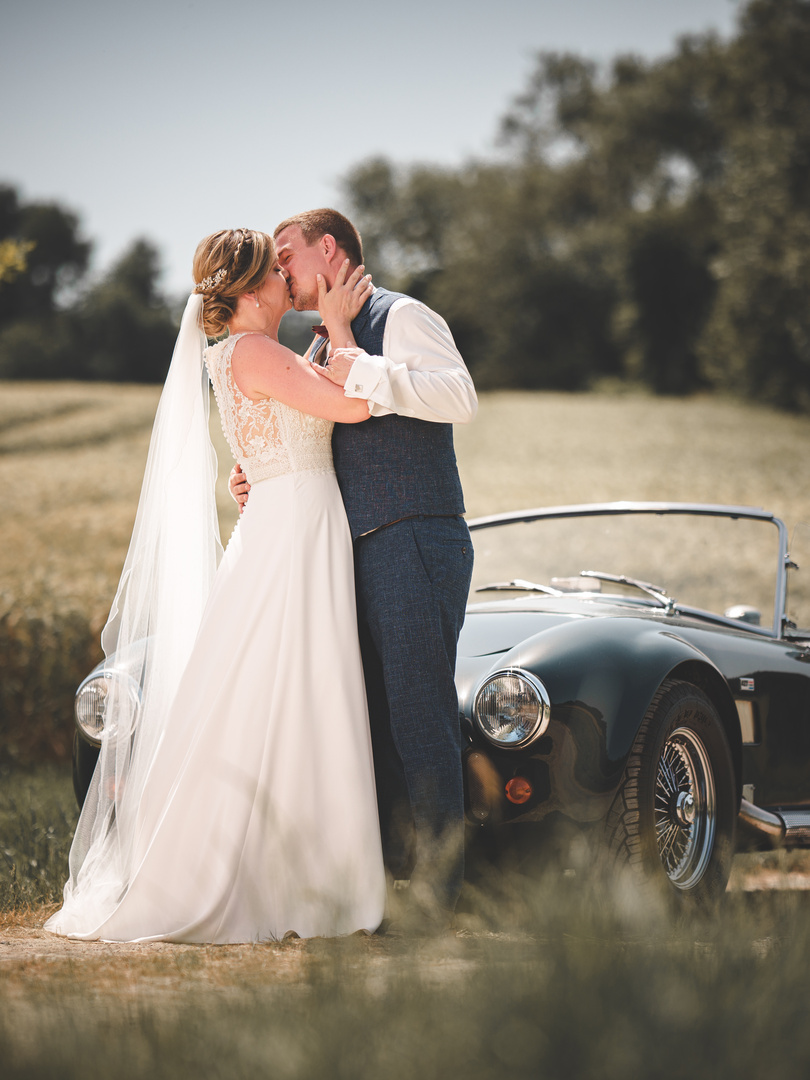 Brautpaar im Feld Foto & Bild | hochzeit, fotos, outdoor Bilder auf fotocommunity