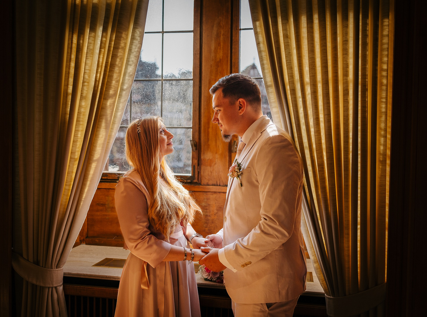 Brautpaar im Trauzimmer des Frankfurter Römer Foto & Bild | hochzeit, fotos, people Bilder auf ...