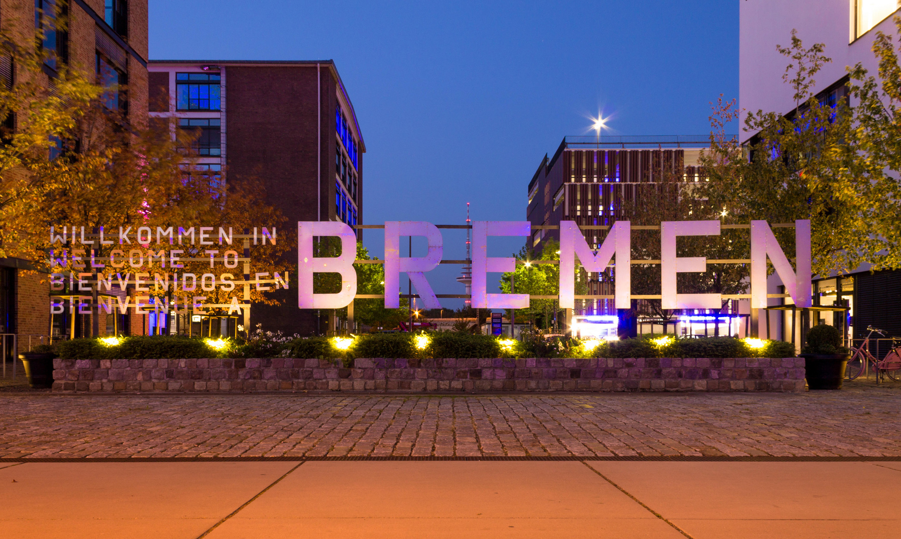 Bremen by night | Willkommen in Bremen | Überseestadt Foto & Bild ...