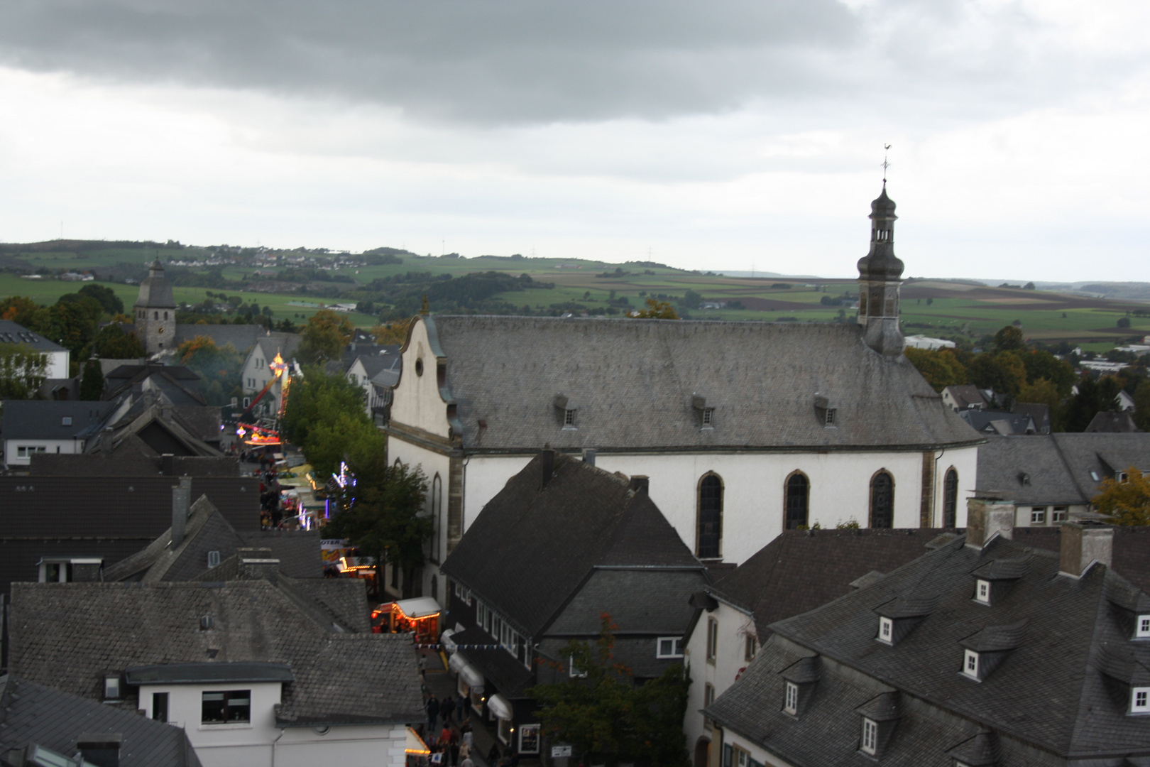 Brilon (Hochsauerland) – Blick auf die St. Nikolai-Kirche und den ...