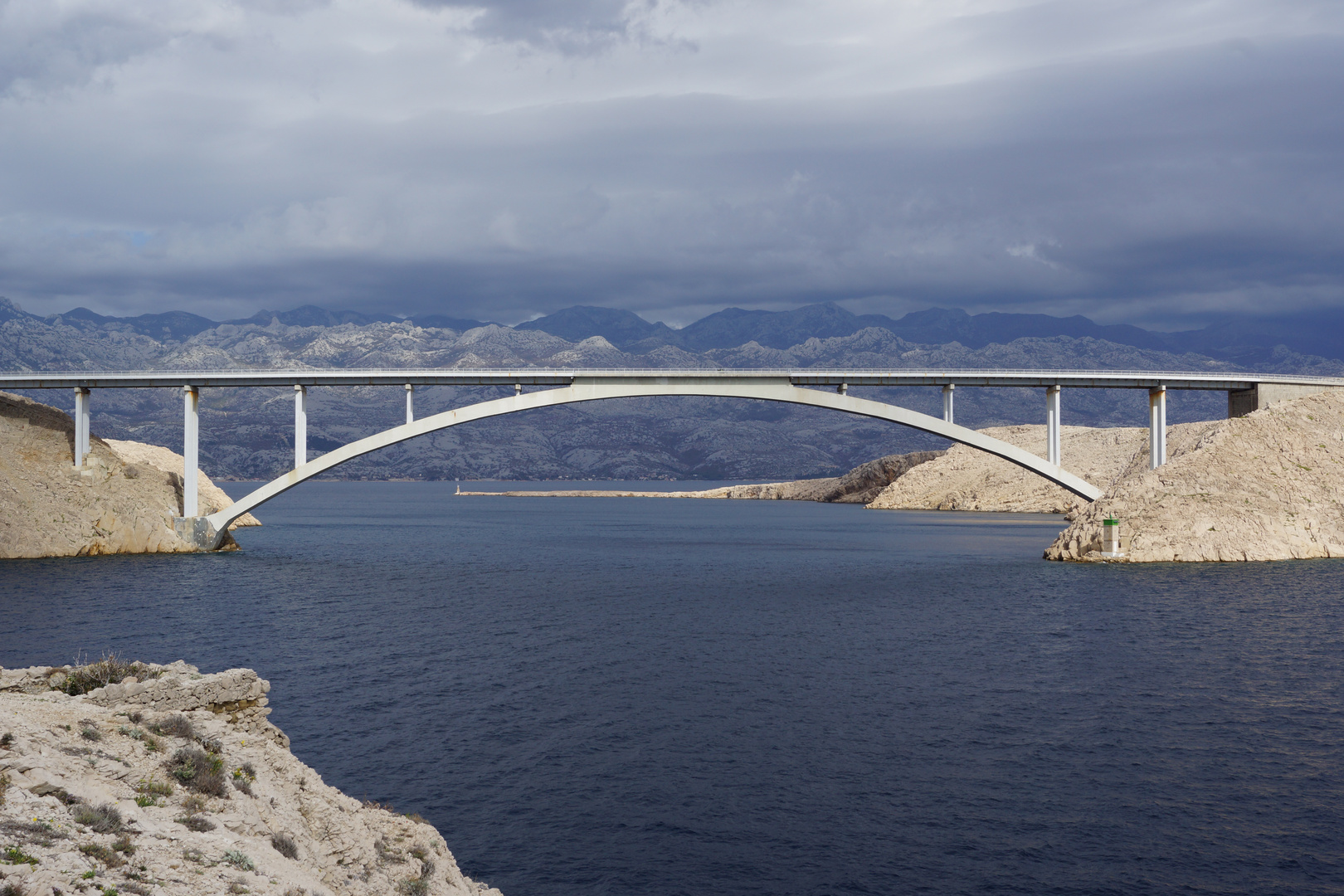 Brücke zur Insel Pag bei Abenddämmerung Foto & Bild | europe, balkans ...